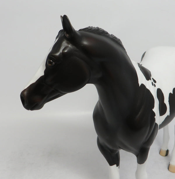 ADIOS - LE4 DARK CHESTNUT PINTO ISH MODEL HORSE SHCF2018 - Stone Horses