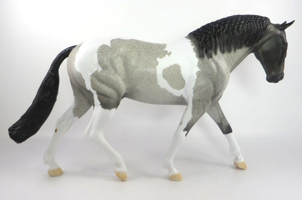TACKLE-LE-10 BLUE ROAN PINTO IRISH DRAFT MODEL HORSE SB20 - Stone Horses