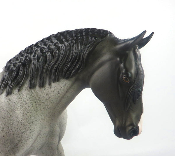 TACKLE-LE-10 BLUE ROAN PINTO IRISH DRAFT MODEL HORSE SB20 - Stone Horses